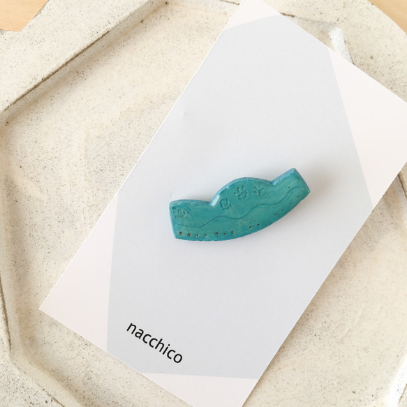 nacchico ac#010／オーブン陶器だからとっても軽い＊ユニークな形に線画を描いた陶器ブローチ ブローチ nacchico＊ナッチーコ ...