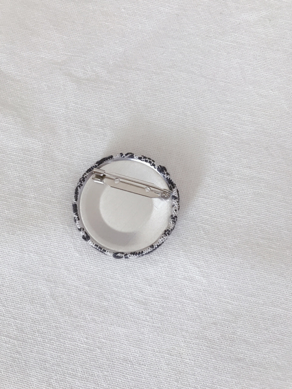 再＊ 布色⑤〜⑧ ブローチ、ヘアゴム他〈松笠〉3.8cm ブローチ irotoridori 通販 4089594｜Creema(クリーマ)