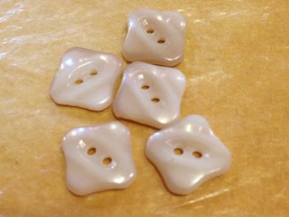 6ヶセット＊プラスチックボタン（クリームベージュ四角）[BA012] ボタン foo stitch 通販 2210176｜Creema(クリーマ)