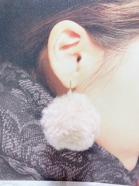 ポンポンピアス(ピンク) ピアス（フック・チェーン） yoyomi 通販 10511538｜Creema(クリーマ)
